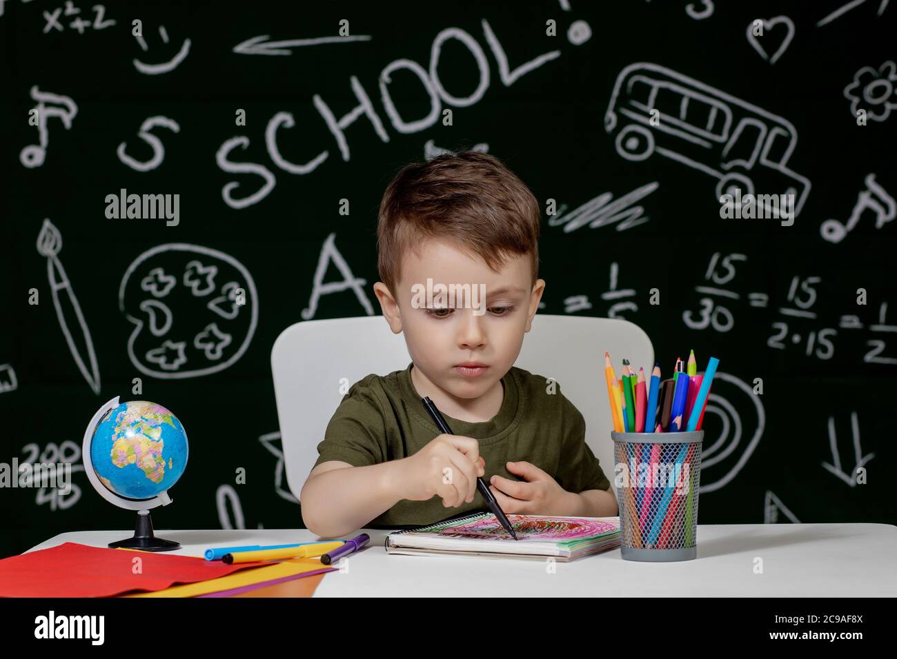 Ragazzo carino bambino facendo i compiti. Disegno intelligente dei ...