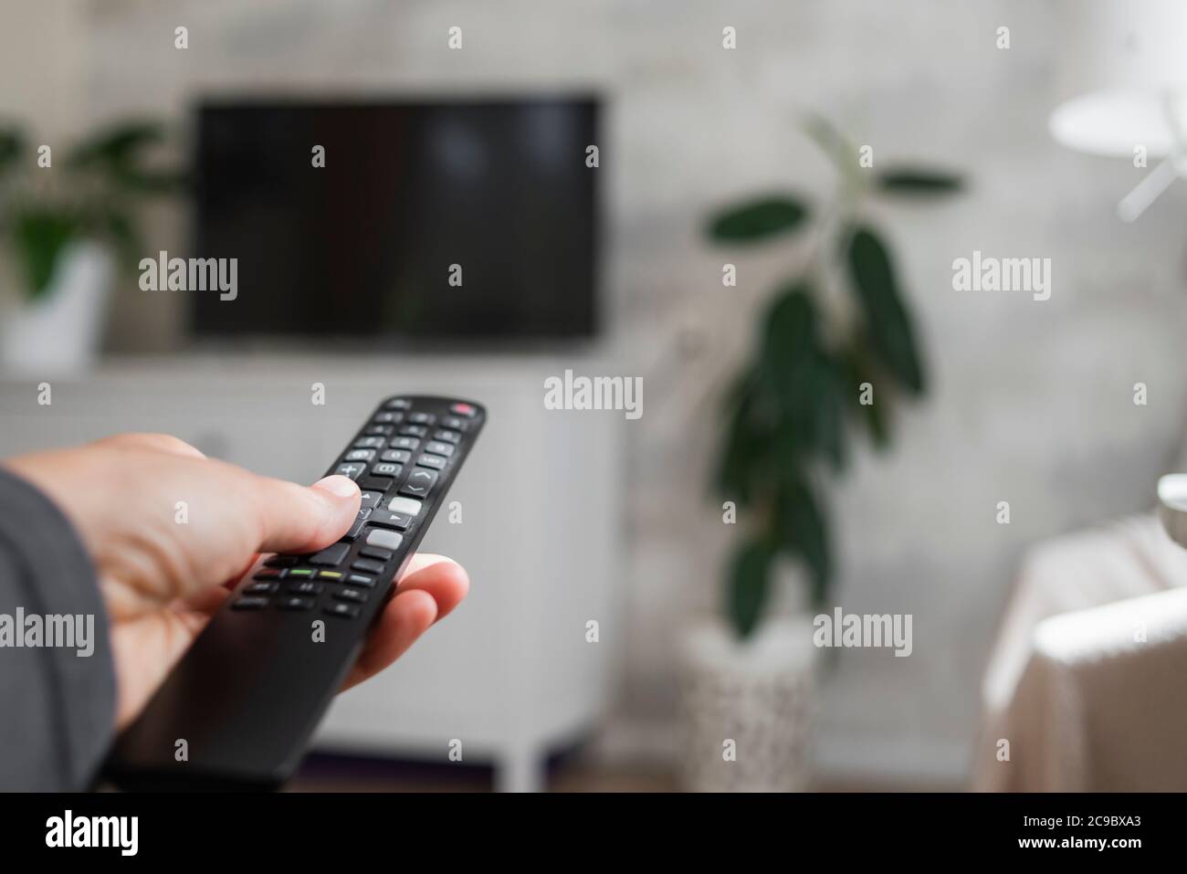 Telecomando della mano immagini e fotografie stock ad alta risoluzione ...