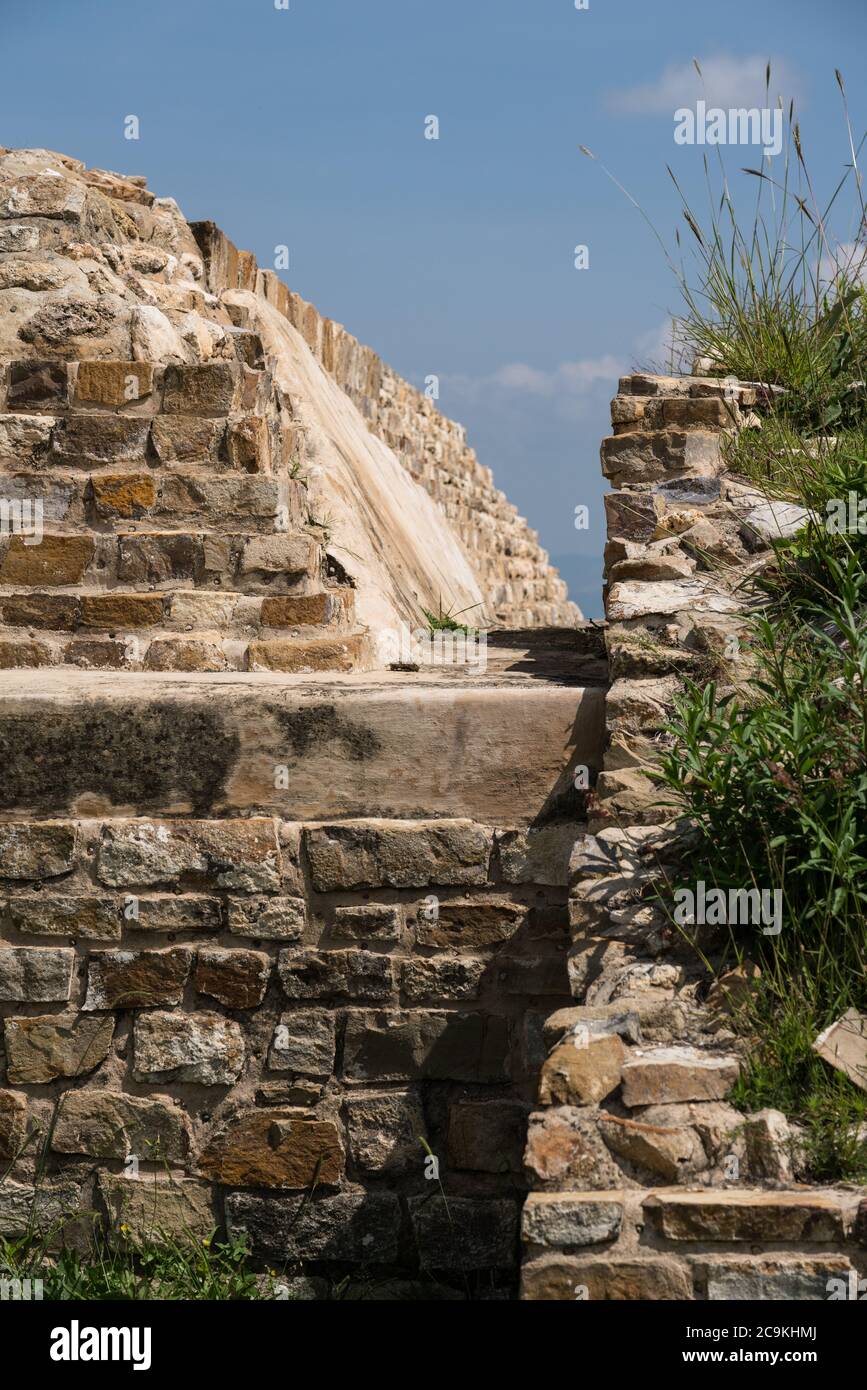Piramide a gradoni oaxaca messicana immagini e fotografie stock ad alta ...