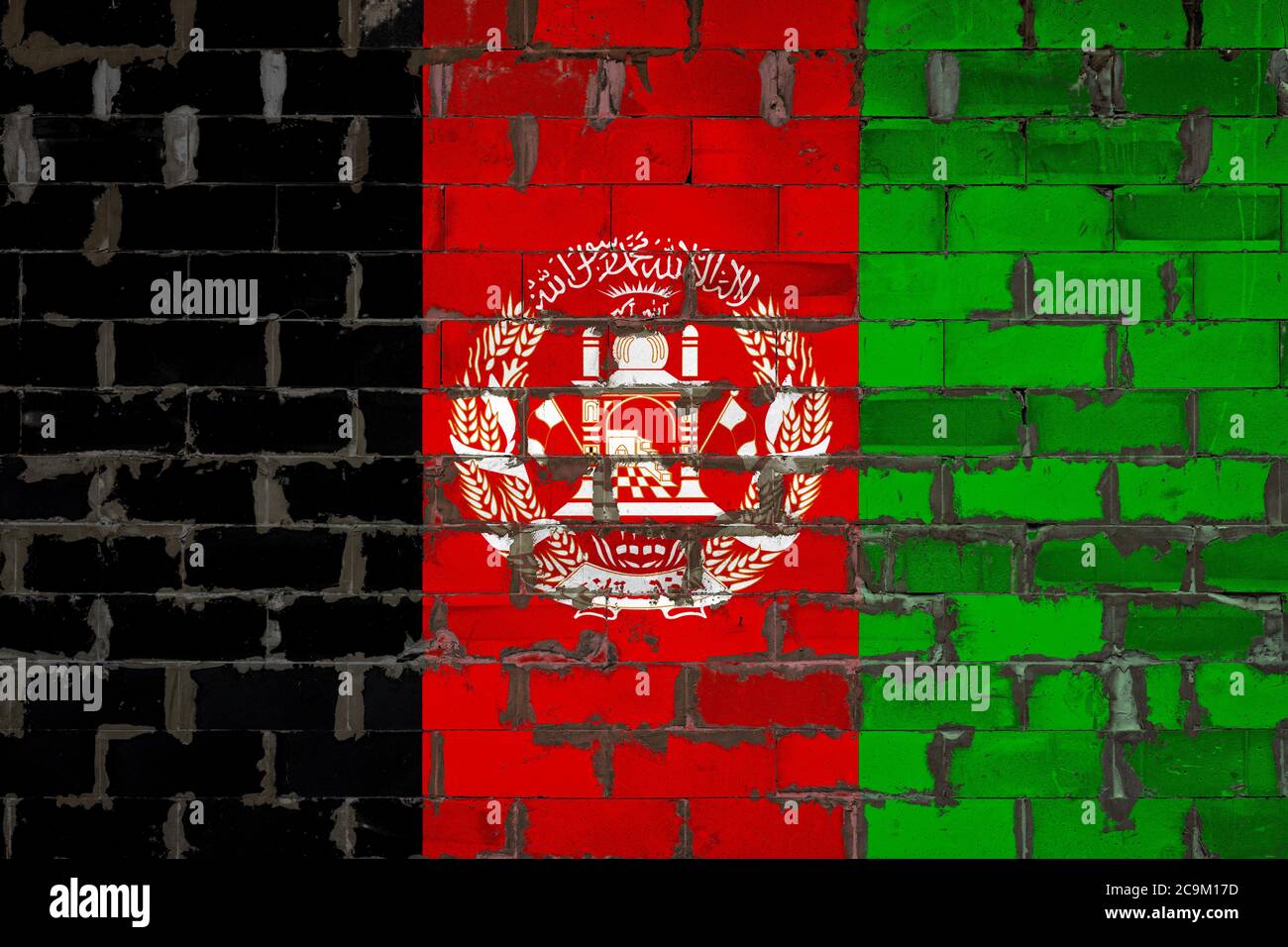 La bandiera nazionale dell'Afghanistan dipinta su un muro di blocchi di ...