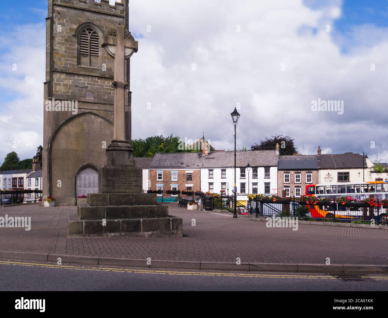 Monumento ai caduti e torre dell'orologio nel mercato di coleford town ...