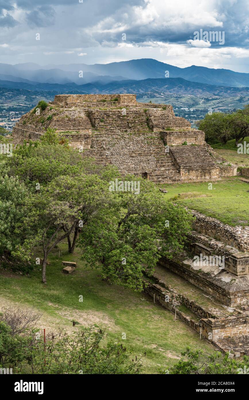 Piramide a gradoni oaxaca messicana immagini e fotografie stock ad alta ...