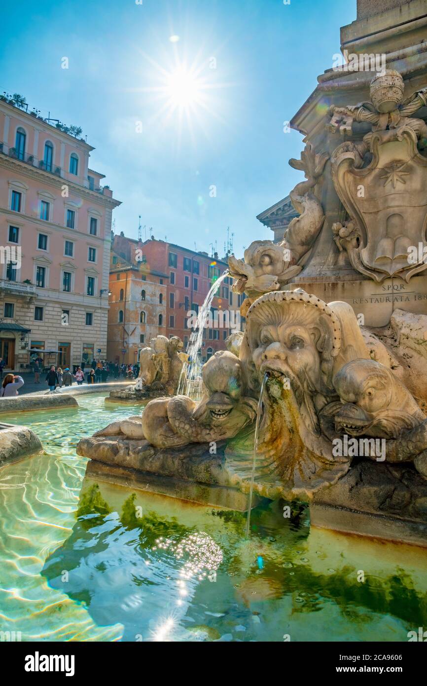 Fontana della pigna immagini e fotografie stock ad alta risoluzione - Alamy
