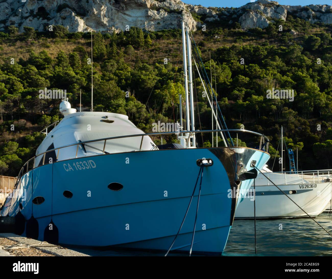 Barche ormeggiate in barca calmo cielo blu del mare immagini e ...