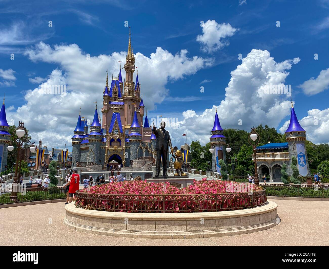 Walt disney mickey mouse statua immagini e fotografie stock ad alta ...