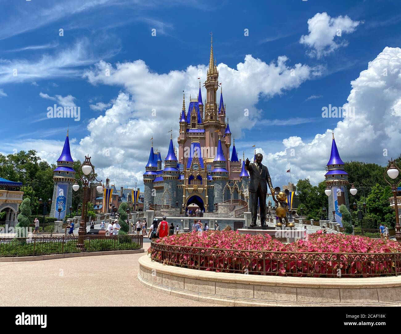 Orlando, FL/USA- 7/25/20: La statua partner di Walt Disney e Topolino ...