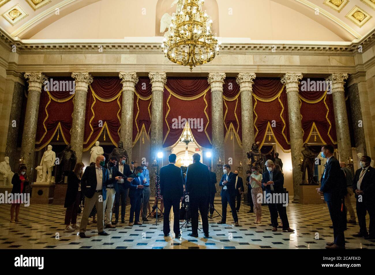 Mark Meadows, capo dello staff della Casa Bianca, a sinistra, e il ...