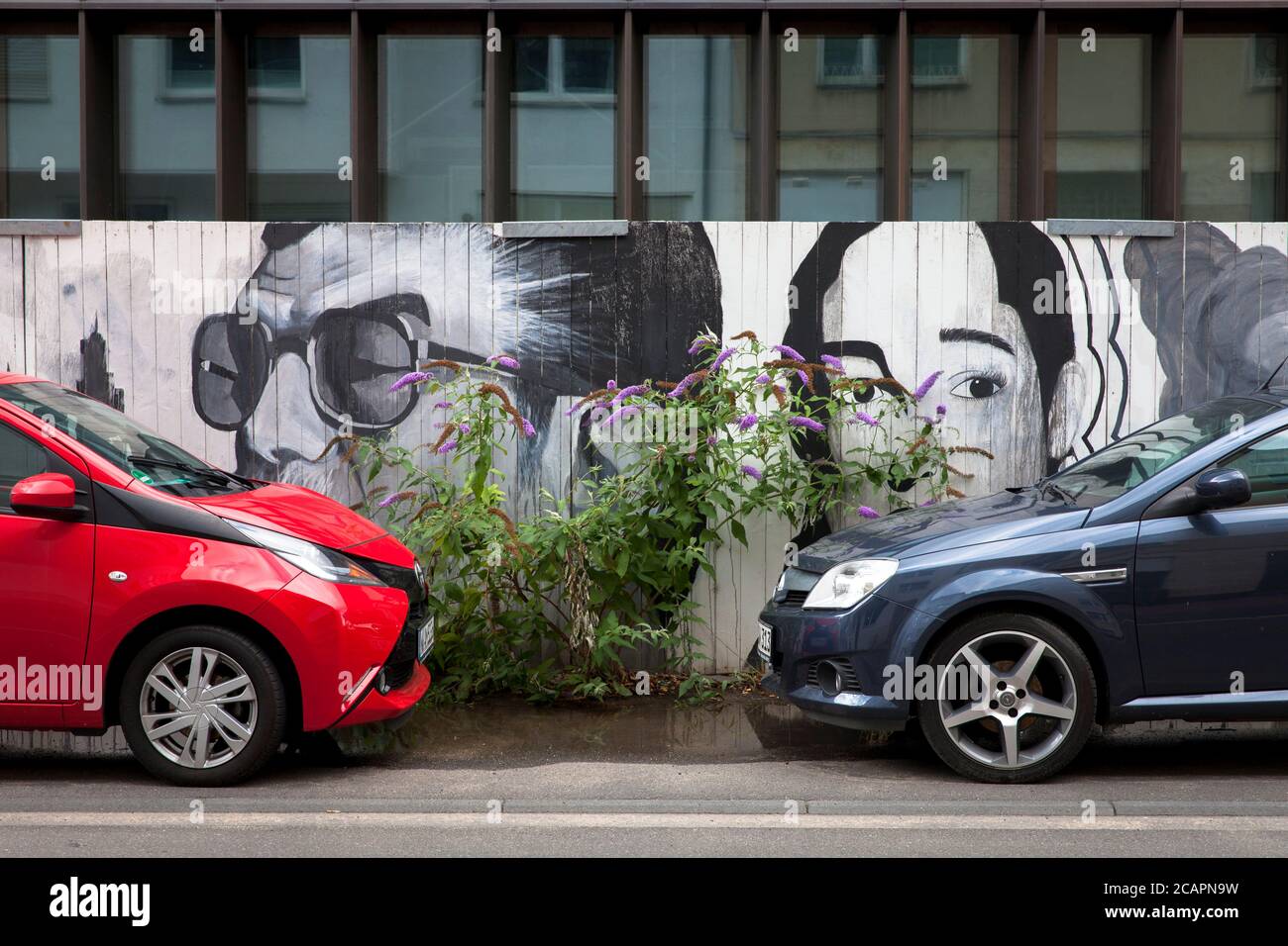 graffiti e dipinti su una recinzione di un edificio a Eifelwall ...