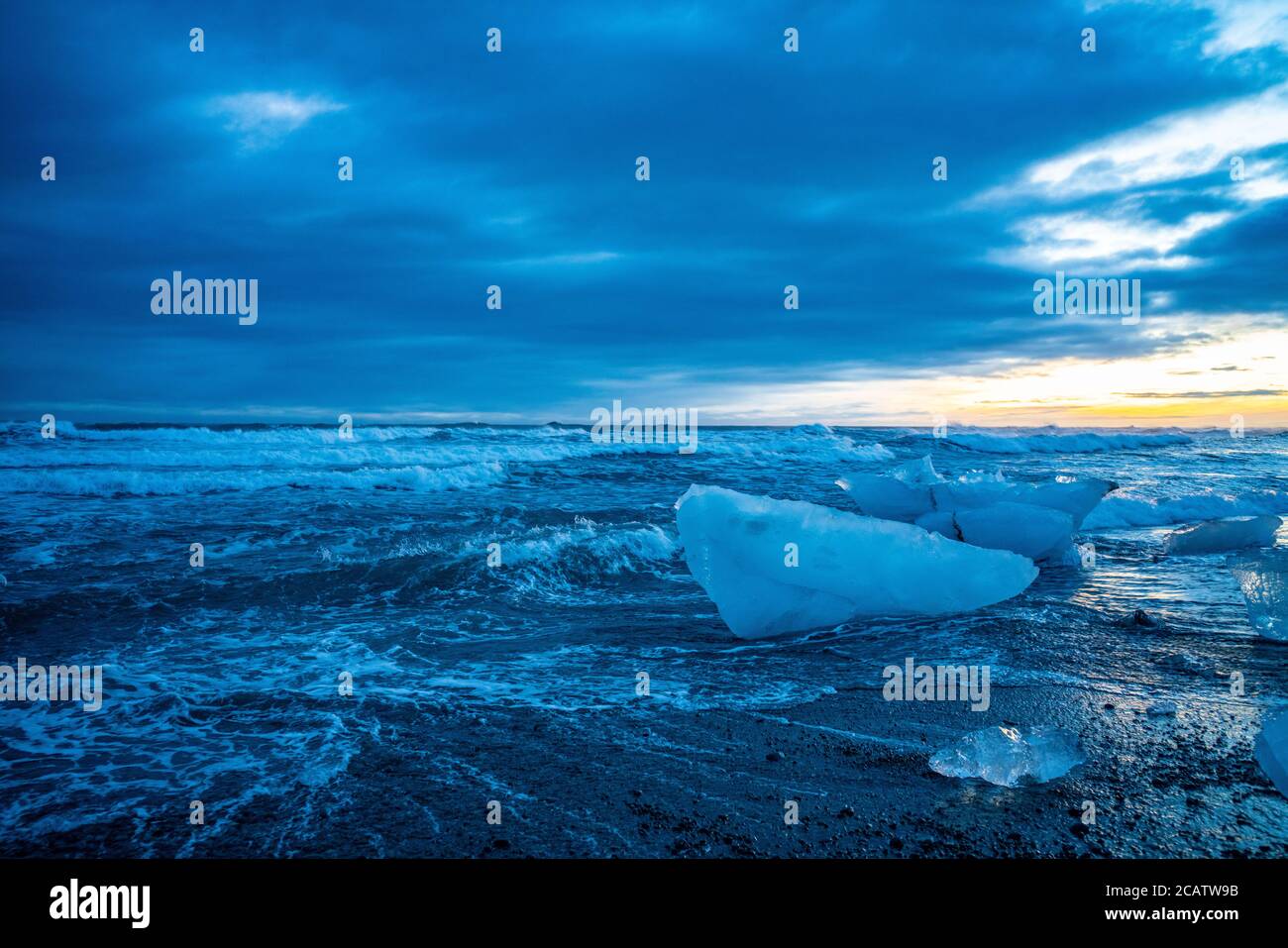 Diamond Beach, una spiaggia nera con rocce di ghiaccio nella costa ...