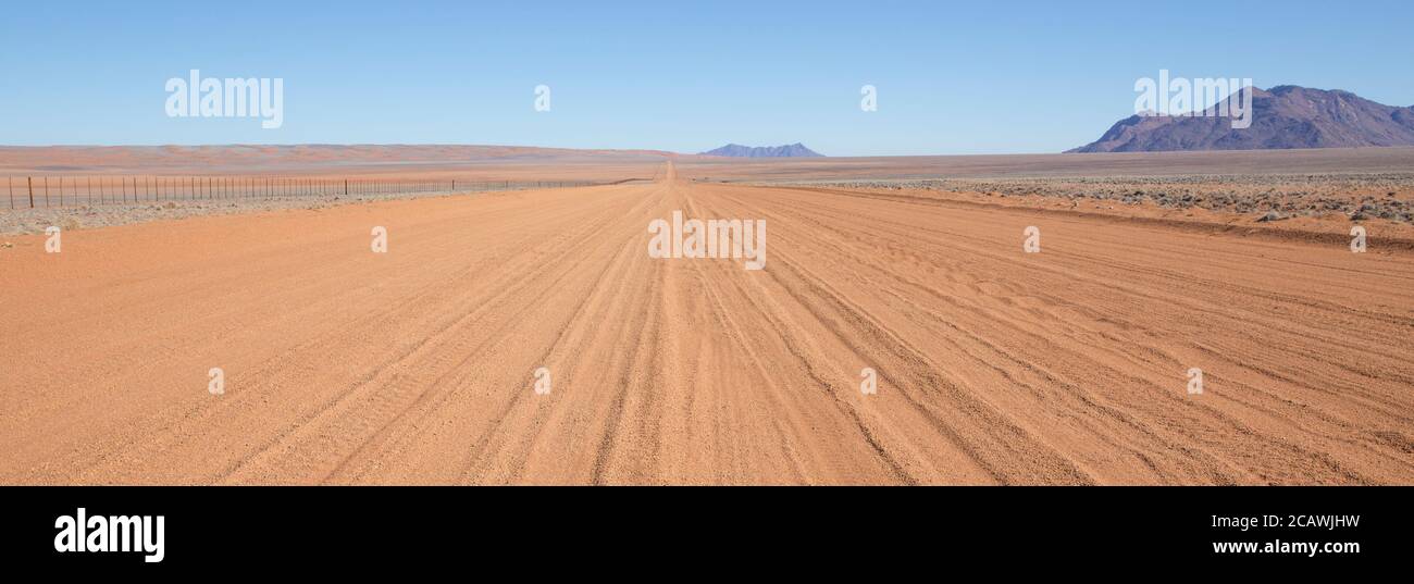 La D707, strada sterrata panoramica nel deserto attraverso i monti ...