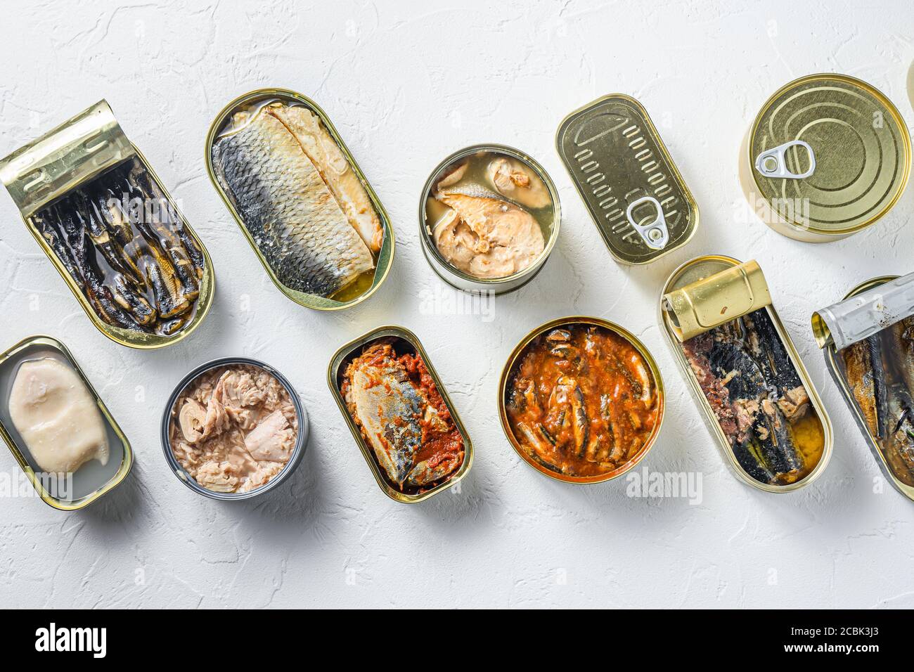 Lattine con diverse riserve di pesce e conservano frutti di mare ...