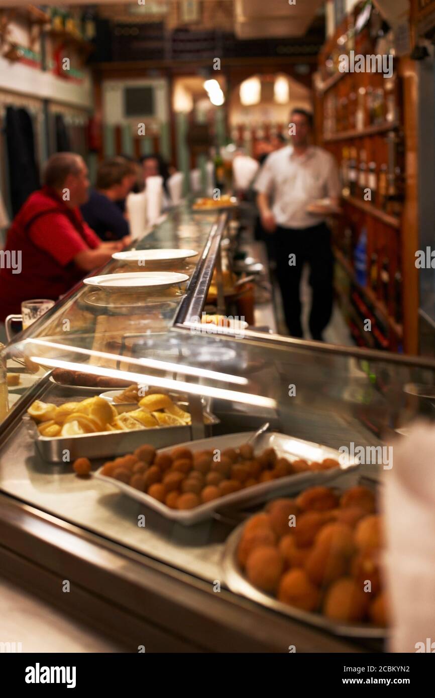 Clienti al bar immagini e fotografie stock ad alta risoluzione - Alamy