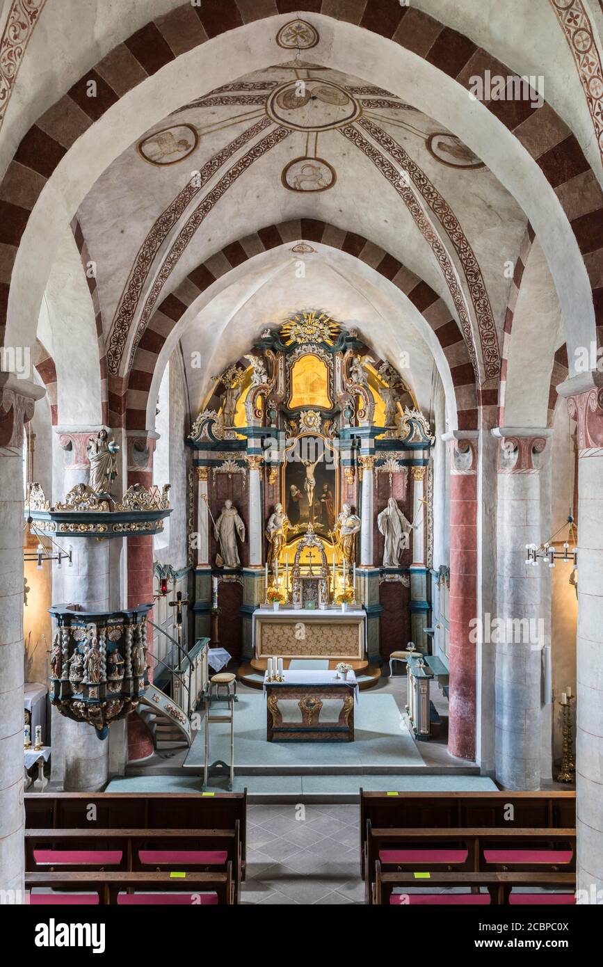 Navata e coro con altare barocco, affreschi del soffitto con segni ...