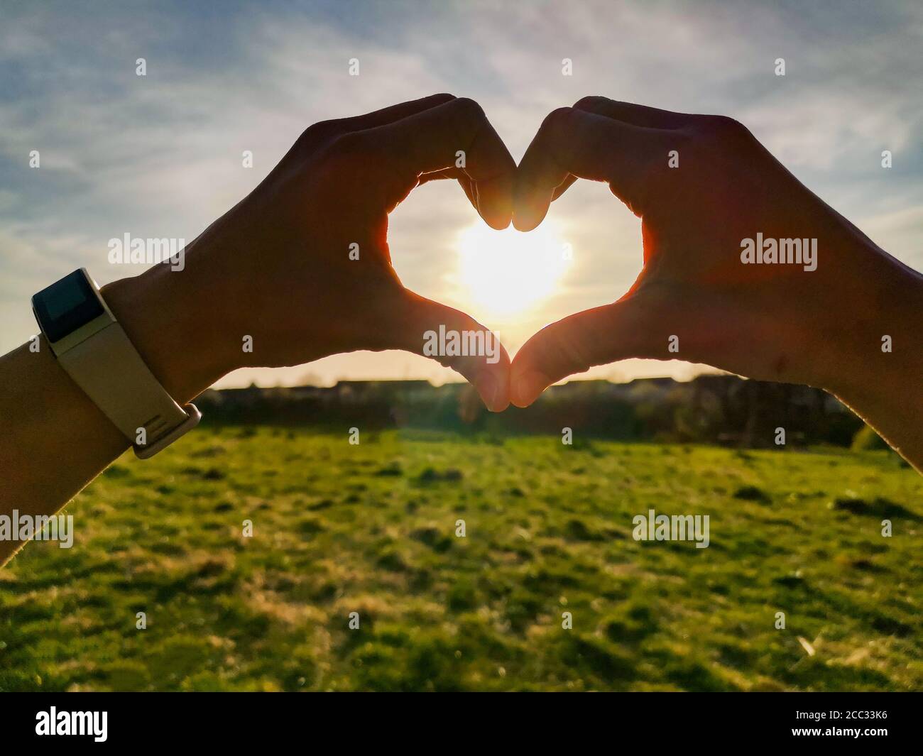 Mano con cuore immagini e fotografie stock ad alta risoluzione - Alamy