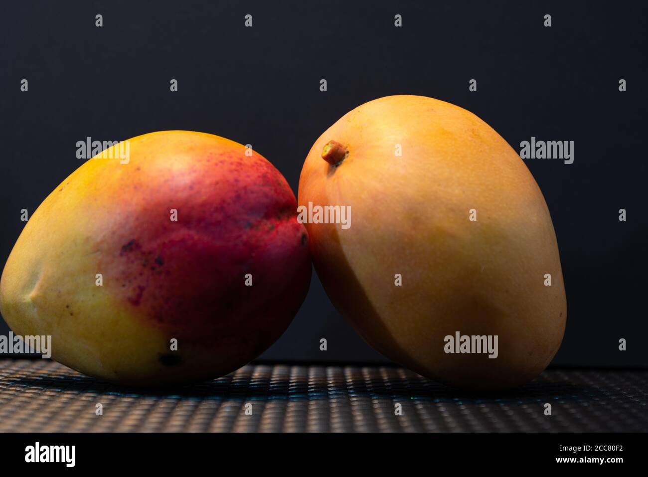 Frutti di mango rosa. Mango su sfondo scuro. Frutta tropicale e gustosa ...