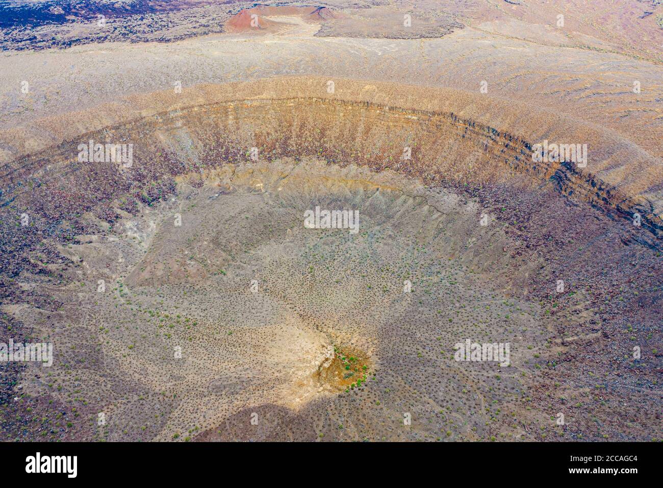Vista aerea del cratere vulcanico tipo maar El Elegant nelle montagne della Riserva della ...