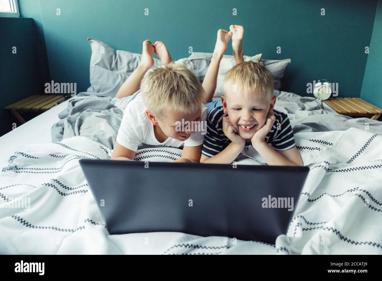 Bambini che lavorano al computer immagini e fotografie stock ad alta ...