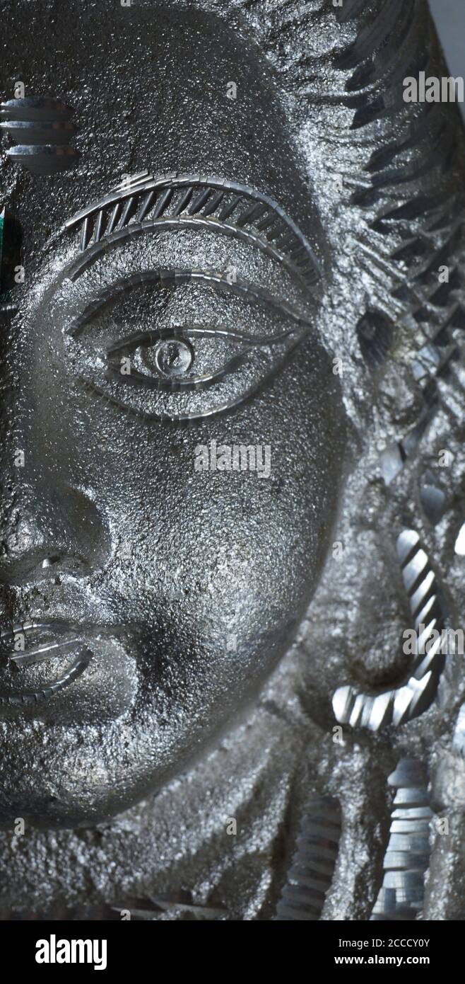 Faccia metallica della statua di Lord Shiva. Shiva è conosciuto come il ...