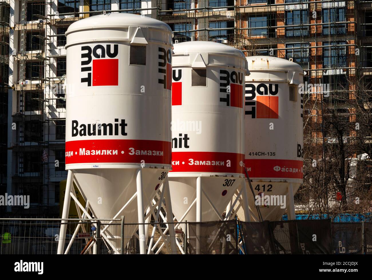 Tre silos mobili per calcestruzzo beton con pompa Baumit per malte a ...