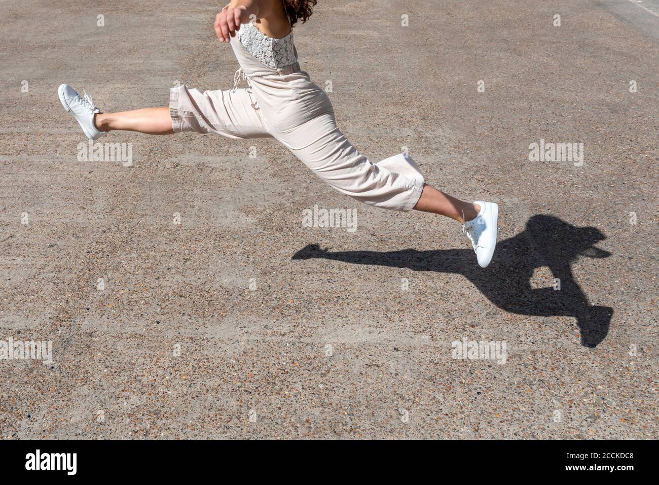 Donna gambe aperte immagini e fotografie stock ad alta risoluzione - Alamy