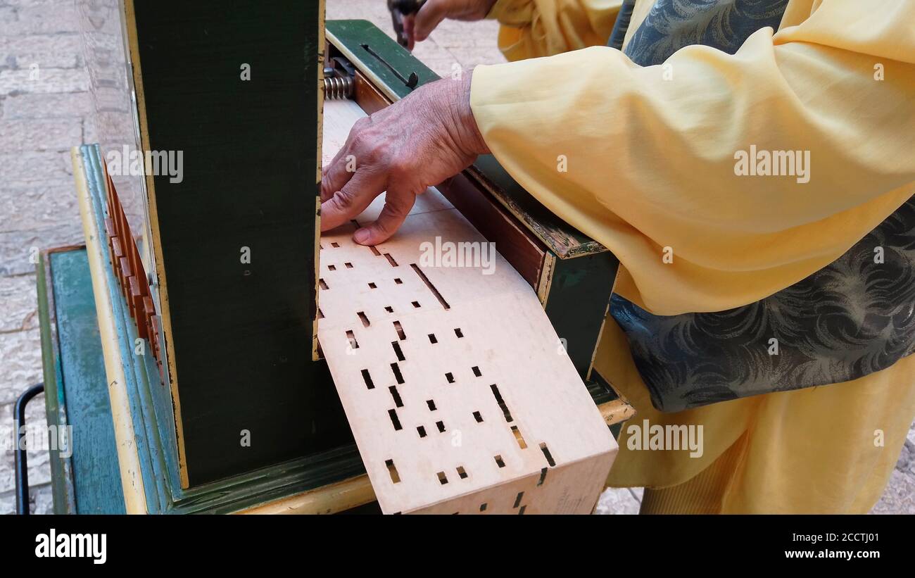 Orgue a manivelle immagini e fotografie stock ad alta risoluzione - Alamy