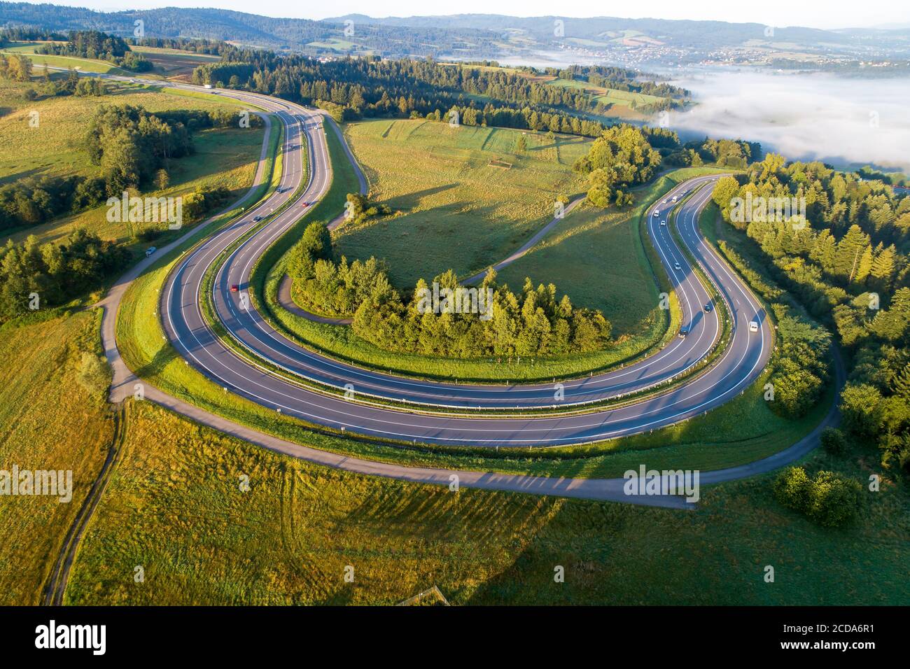 Winding road aerial immagini e fotografie stock ad alta risoluzione - Alamy