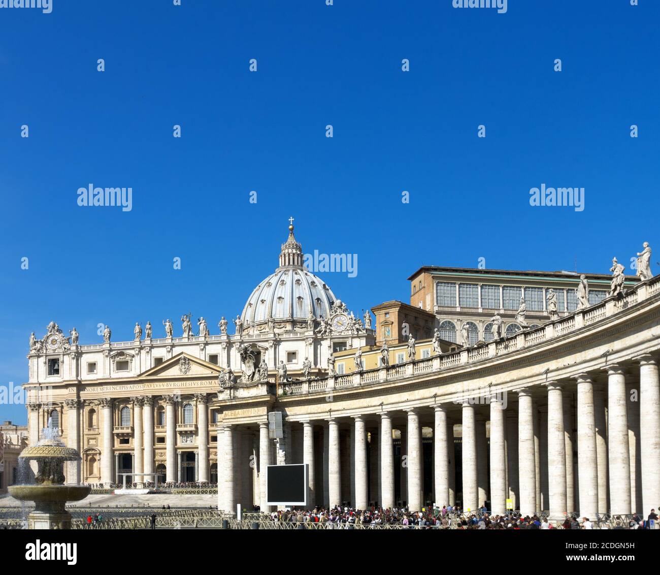 Piazza san pietro con obelisco basilica di san pietro palazzo vaticano ...