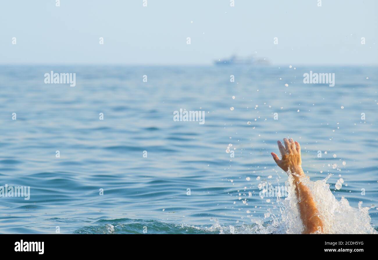 Uomo che affoga immagini e fotografie stock ad alta risoluzione - Alamy