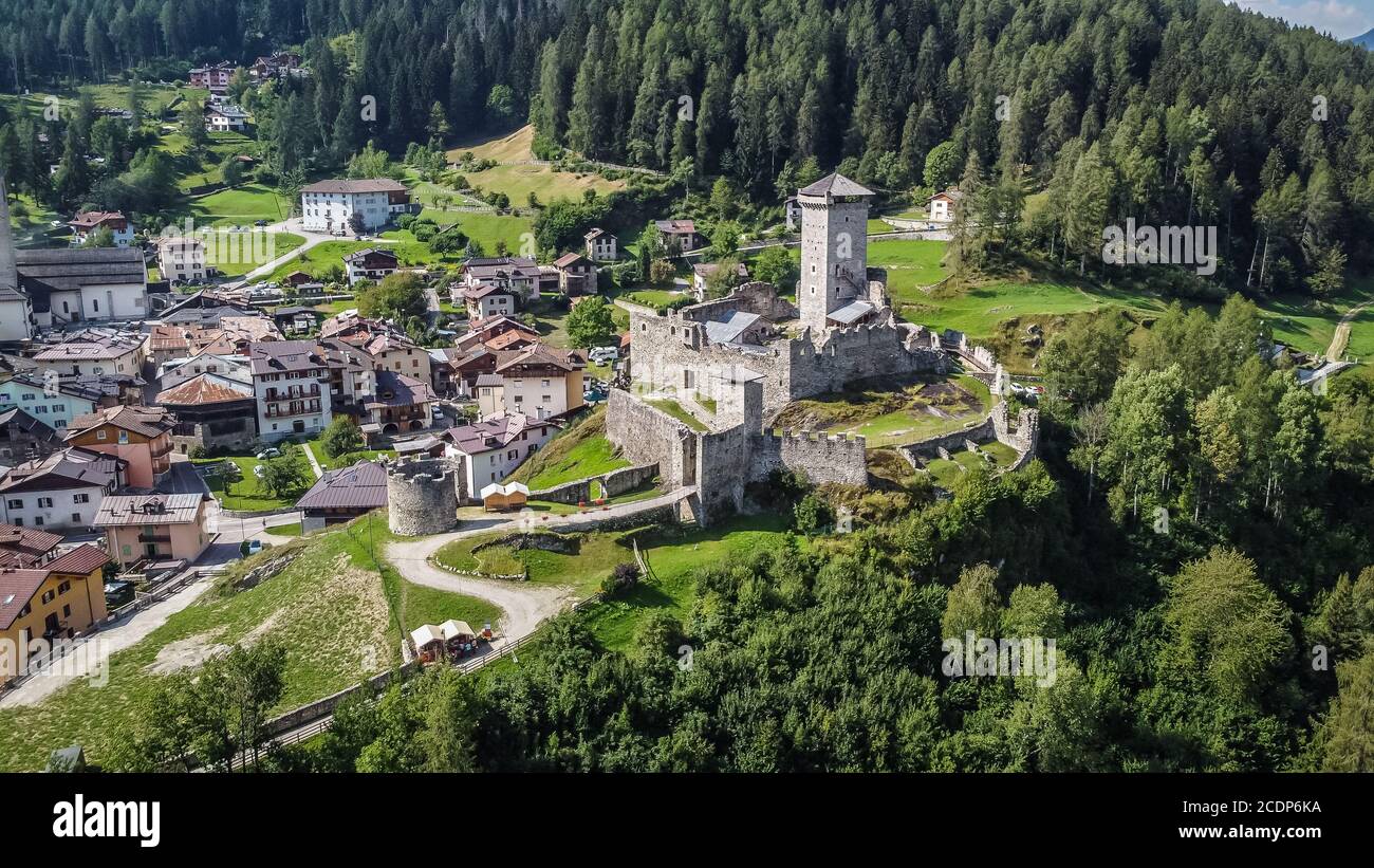 Il castello di San Michele a Ossana sorge su uno sperone roccioso ...