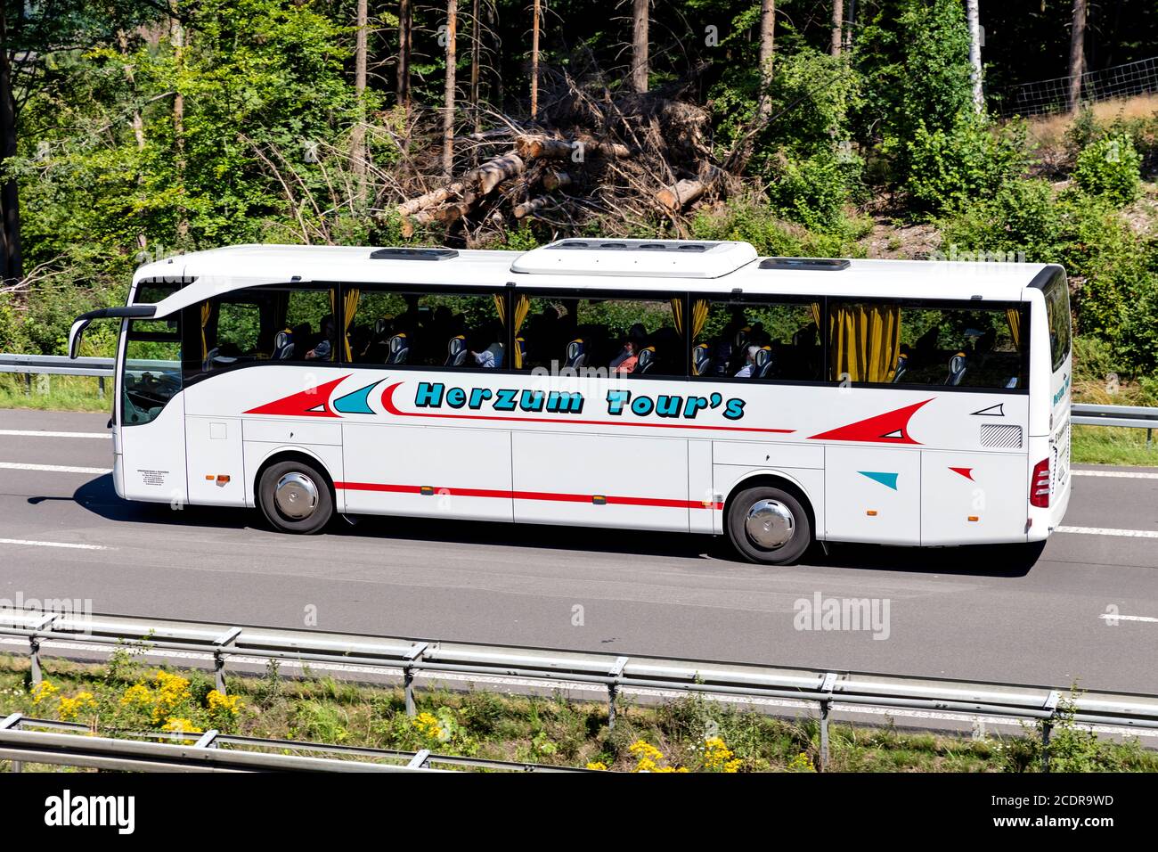 Mercedes benz tourismo coach immagini e fotografie stock ad alta risoluzione - Alamy