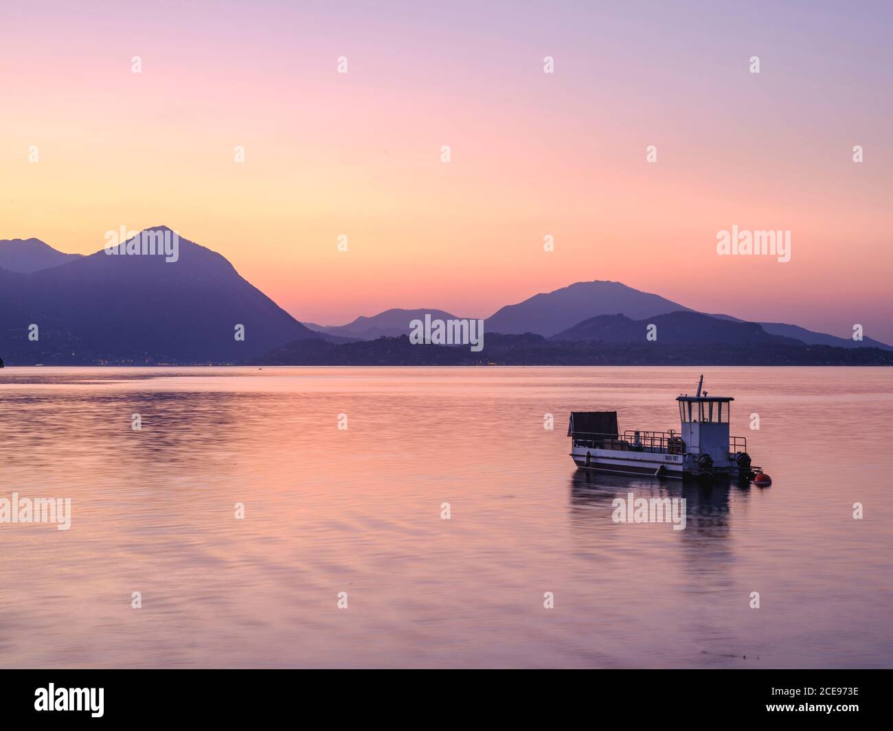 Alba al lago maggiore immagini e fotografie stock ad alta risoluzione ...