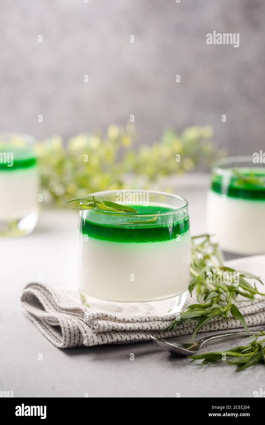 Salsa al dragoncello immagini e fotografie stock ad alta risoluzione ...