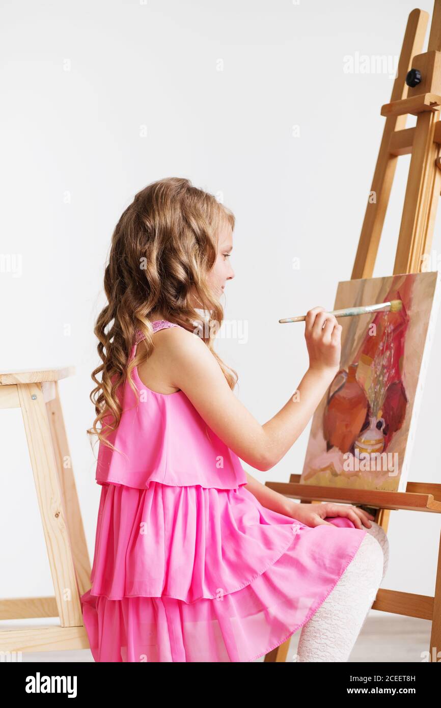 Ritratto di una bella bambina che dipinge una foto in uno studio o in ...