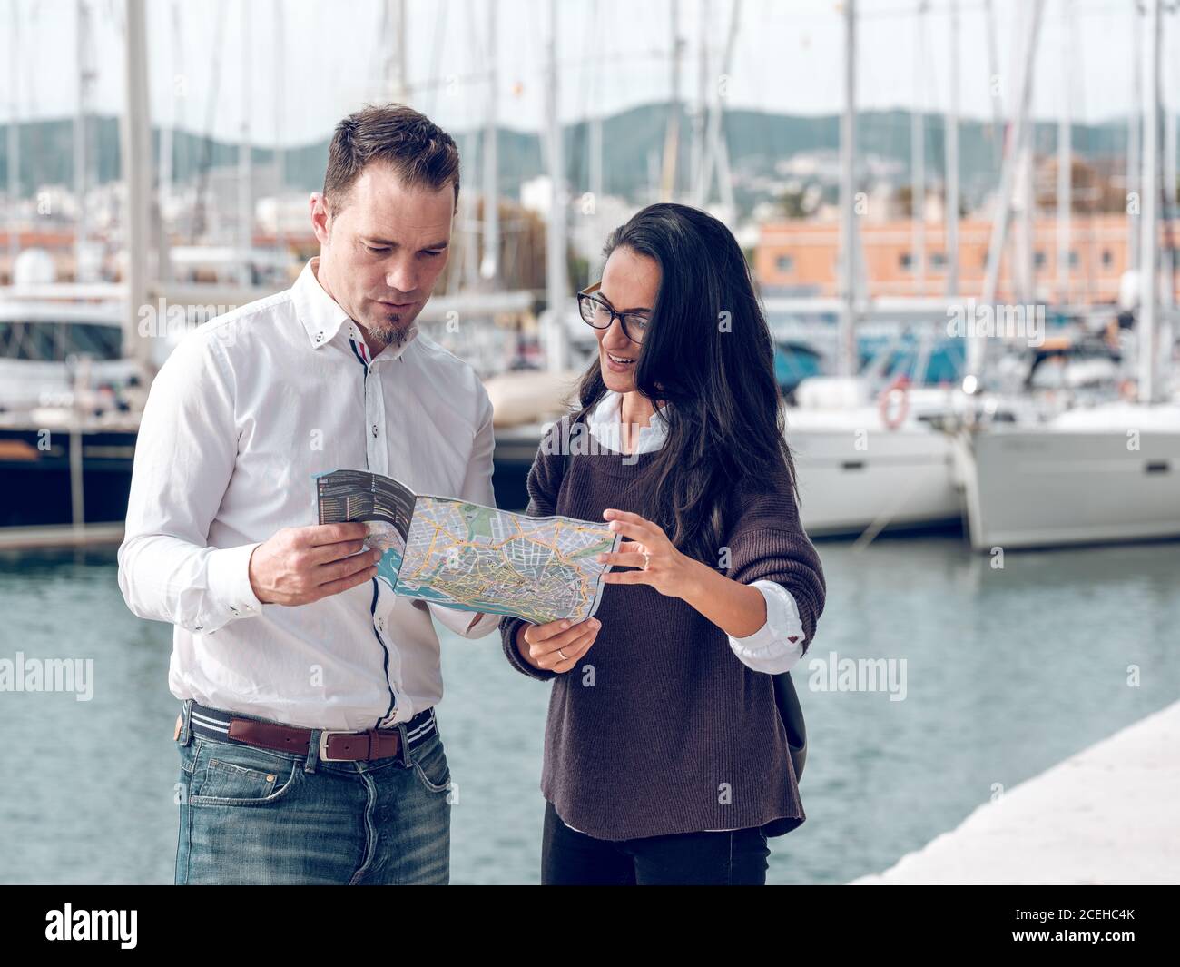 Spiega La Mappa Delle Guide Turistiche Immagini E Fotografie Stock Ad