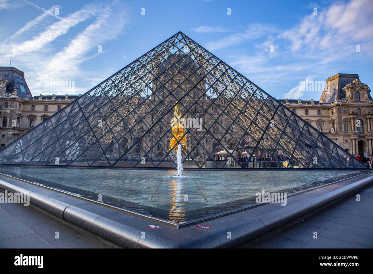 Louvre Esterno Immagini e Fotos Stock - Alamy
