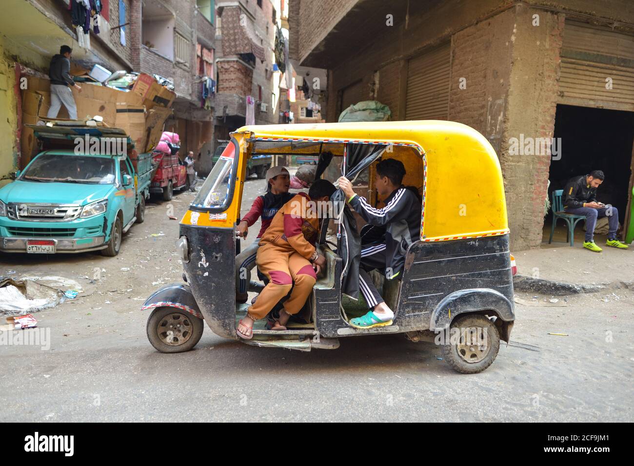Cairo, Egitto - 14 dicembre 2019: Vista laterale della gente locale che ...