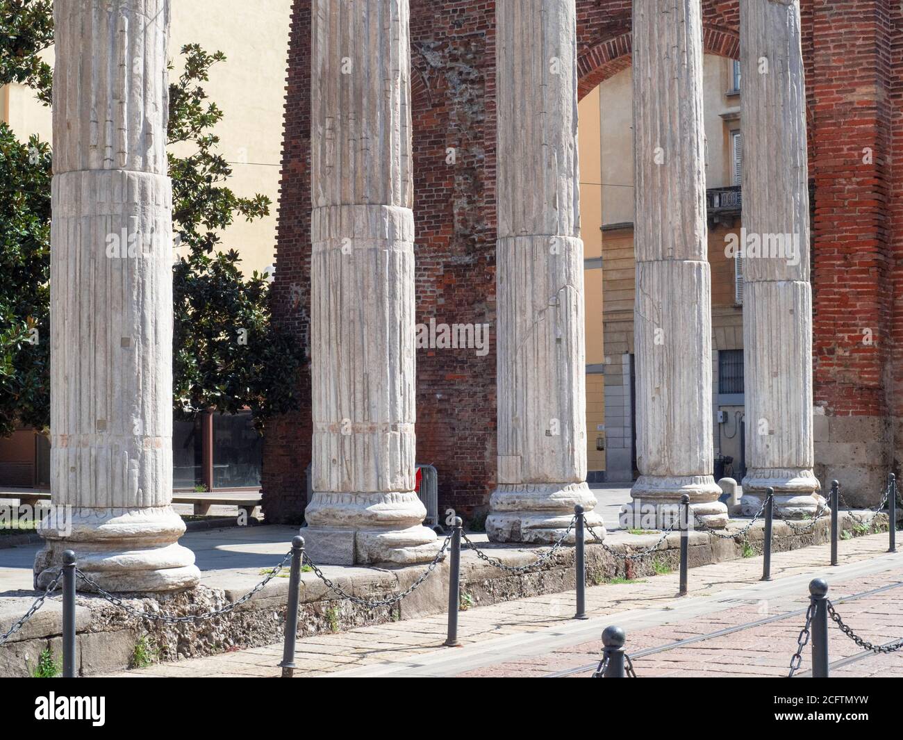 Colonne medievali in marmo adornano il centro storico della città ...