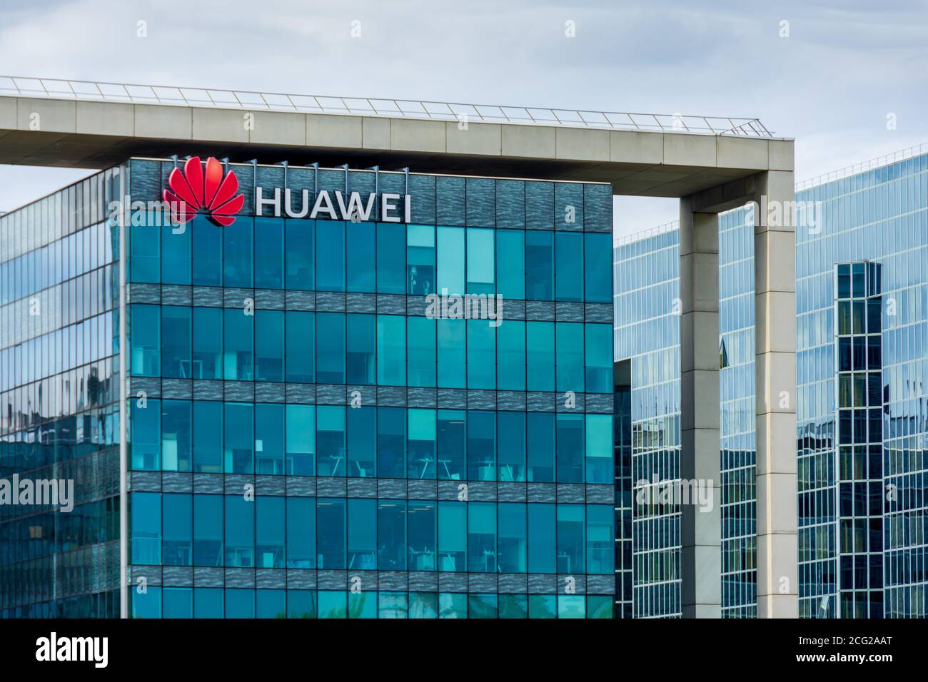 BOULOGNE-BILLANCOURT, FRANCIA - 25 AGOSTO 2020: Sede centrale francese di Huawei Technologies ...