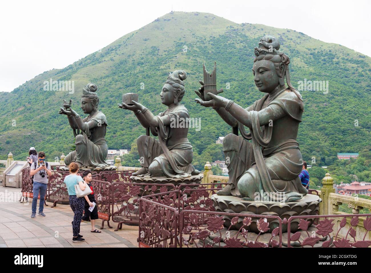 Isola di Lantau, Hong Kong - statue di Buddha al Monastero di po Lin ...