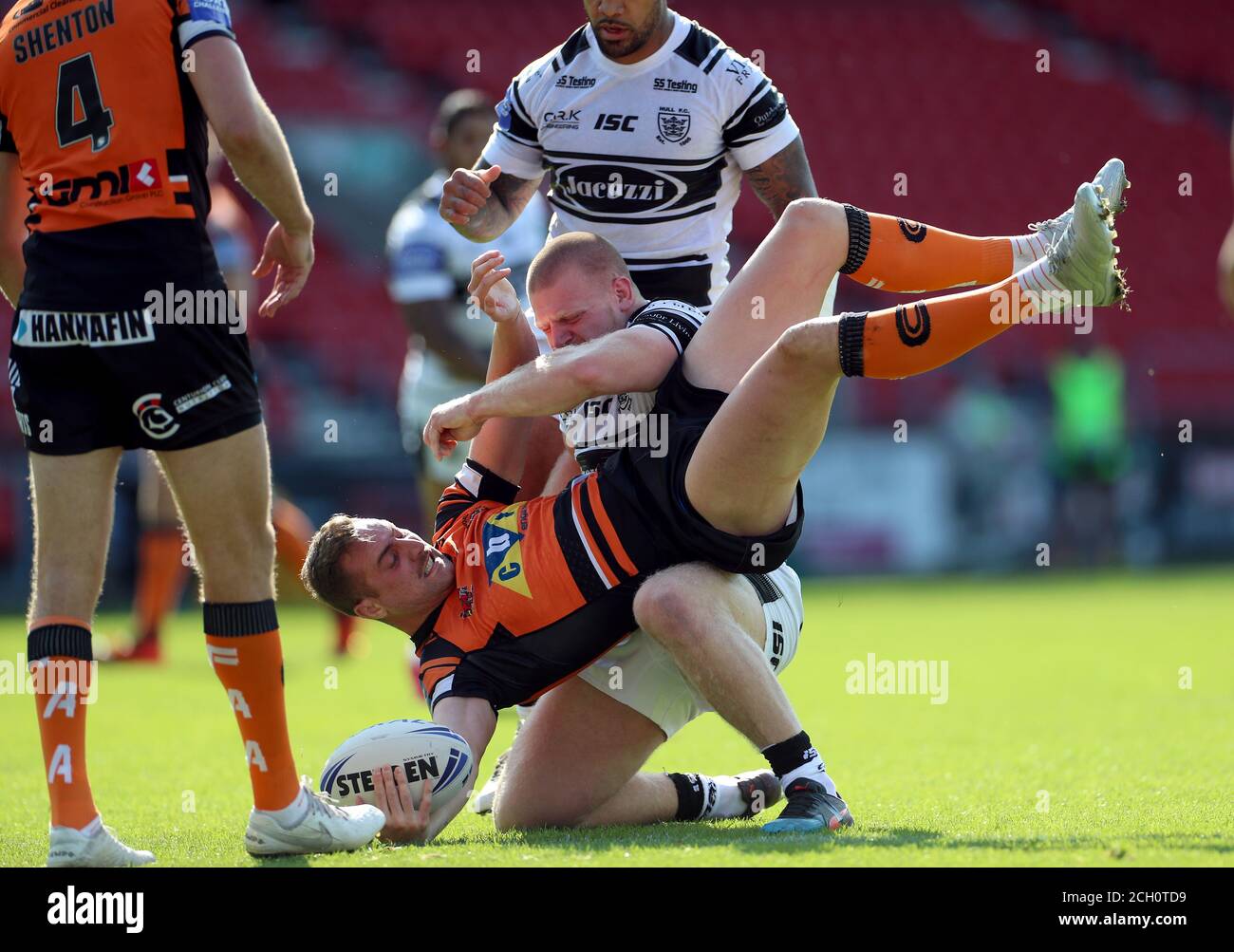Il James Clare di Castleford Tigers viene affrontato dal Brad Fash di ...