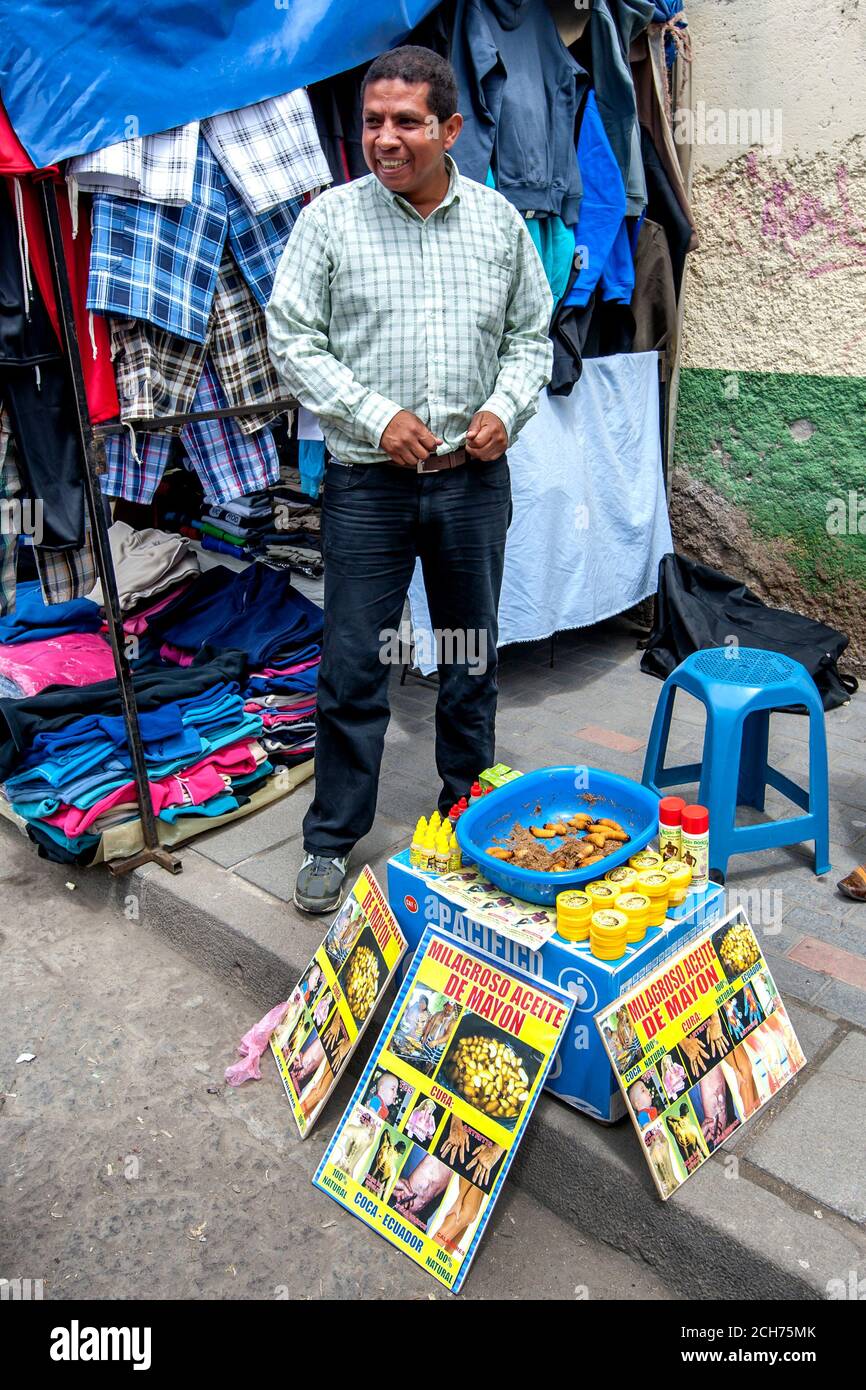 Un uomo che vende i grub gialli usati nella medicina naturale per ...