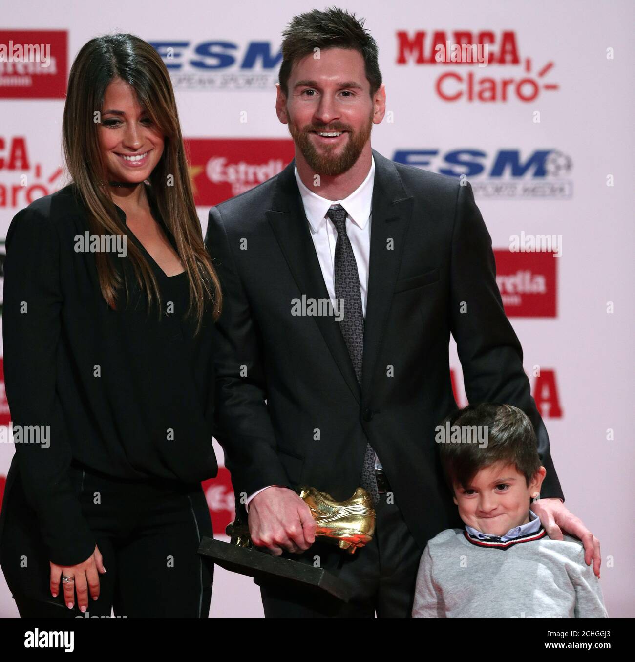 Lionel messi and antonella roccuzzo immagini e fotografie stock ad alta ...