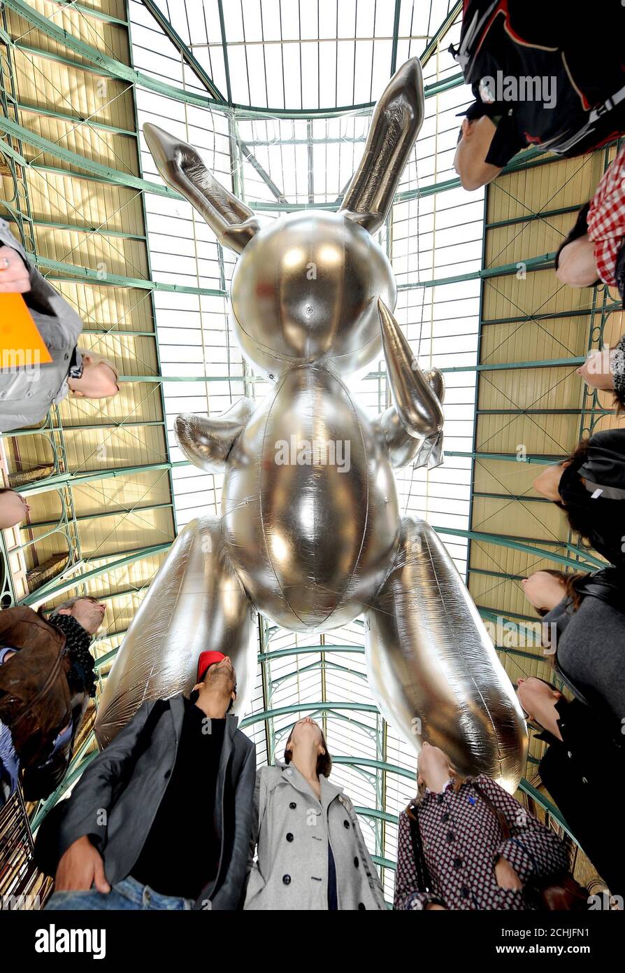 L'artista jeff koons palloncino gigante di 53 piedi di coniglio ...
