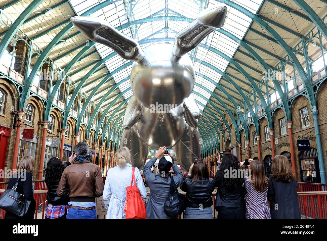 L'artista jeff koons palloncino gigante di 53 piedi di coniglio ...