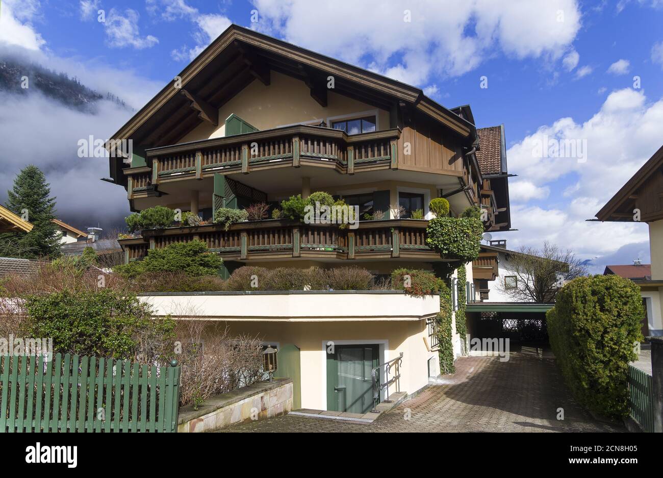 Tradizionale casa tirolese immagini e fotografie stock ad alta ...