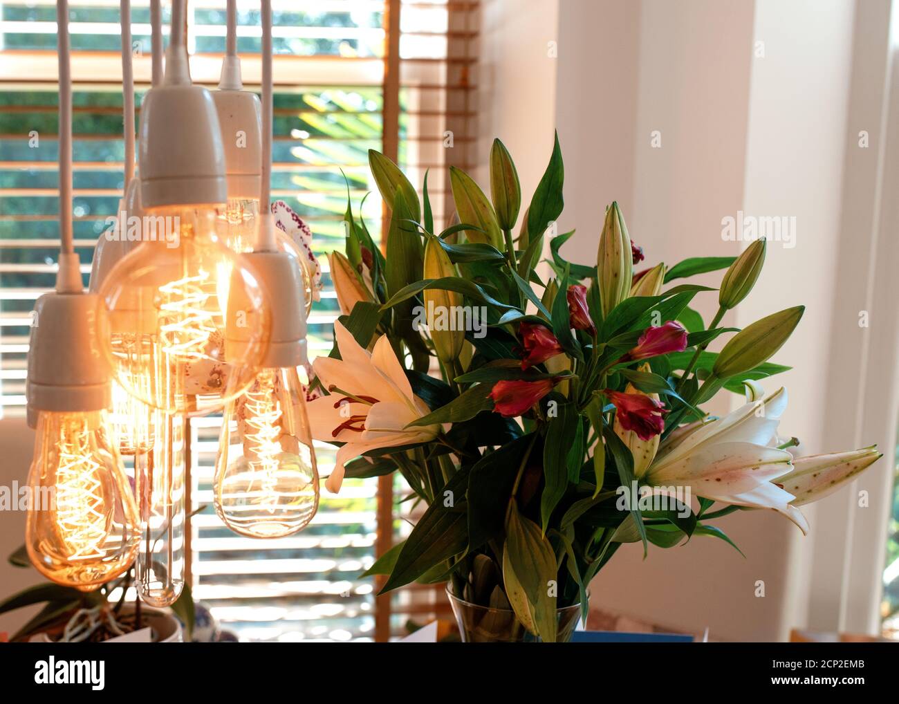 Vaso di gigli bianchi sul tavolo immagini e fotografie stock ad alta ...