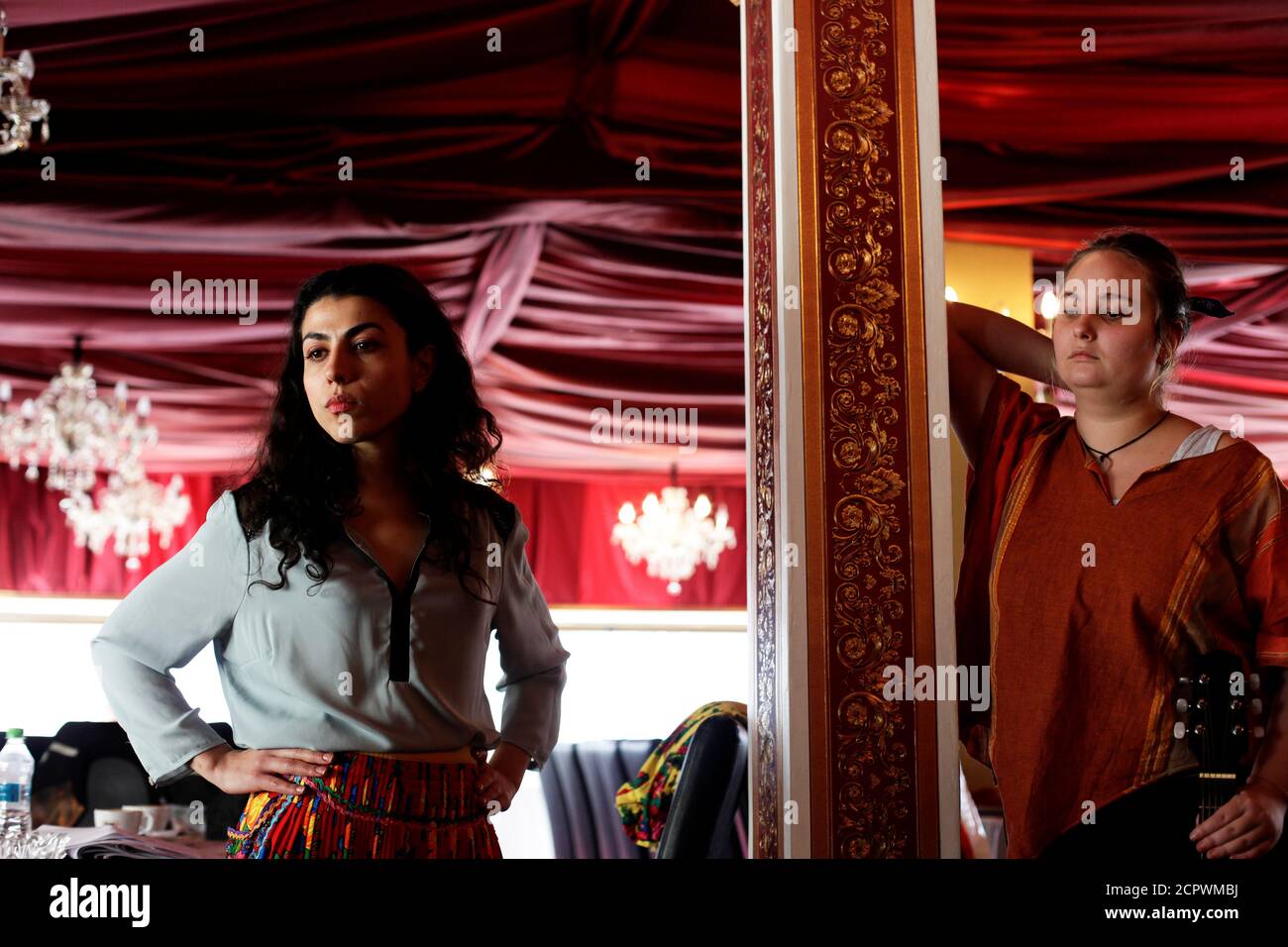 L'attrice Mihaela Dragan (L) e la musicista Elena Albu partecipano a ...