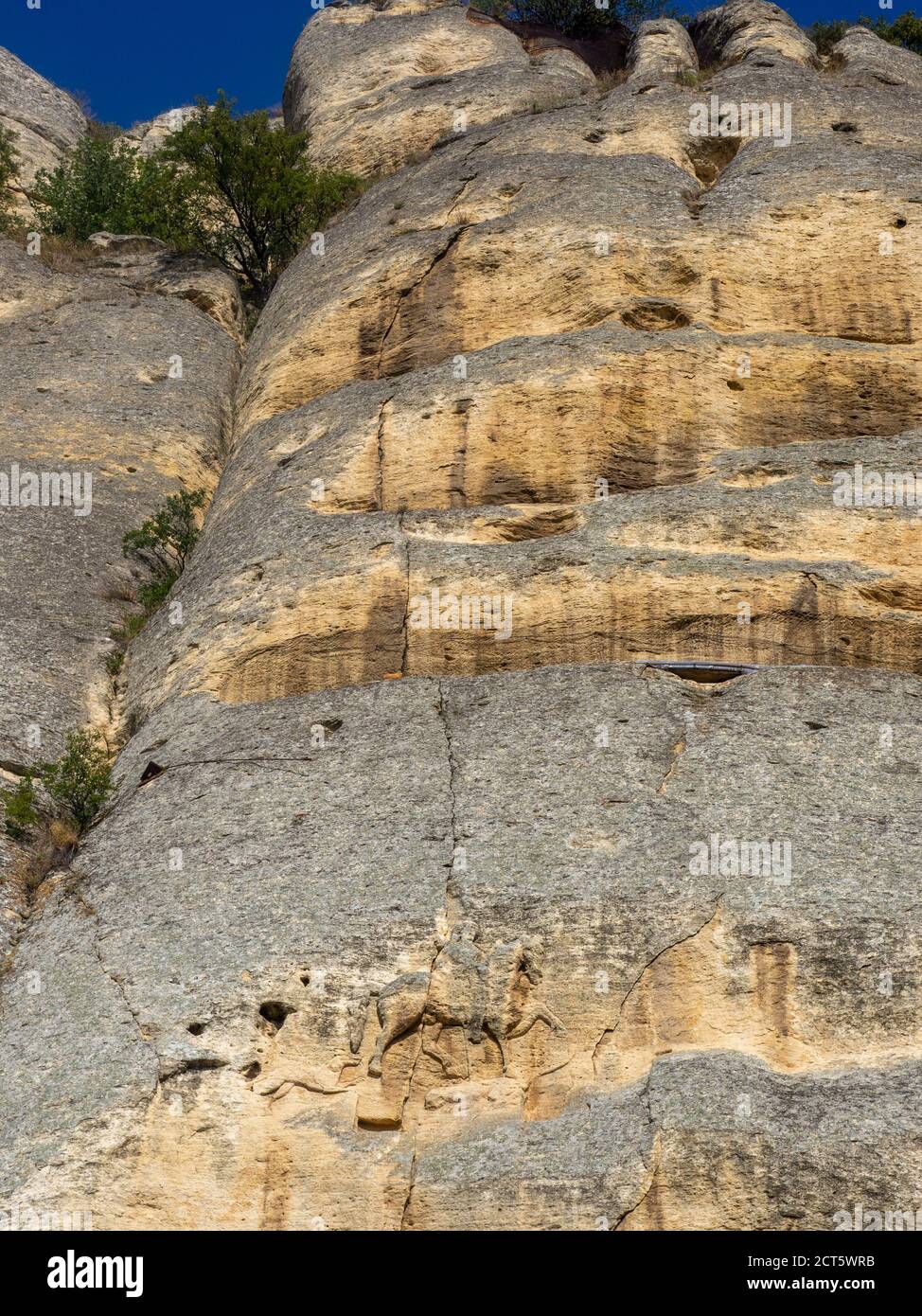Un grande rilievo rupestre altomedievale scolpito sulla madara immagini ...