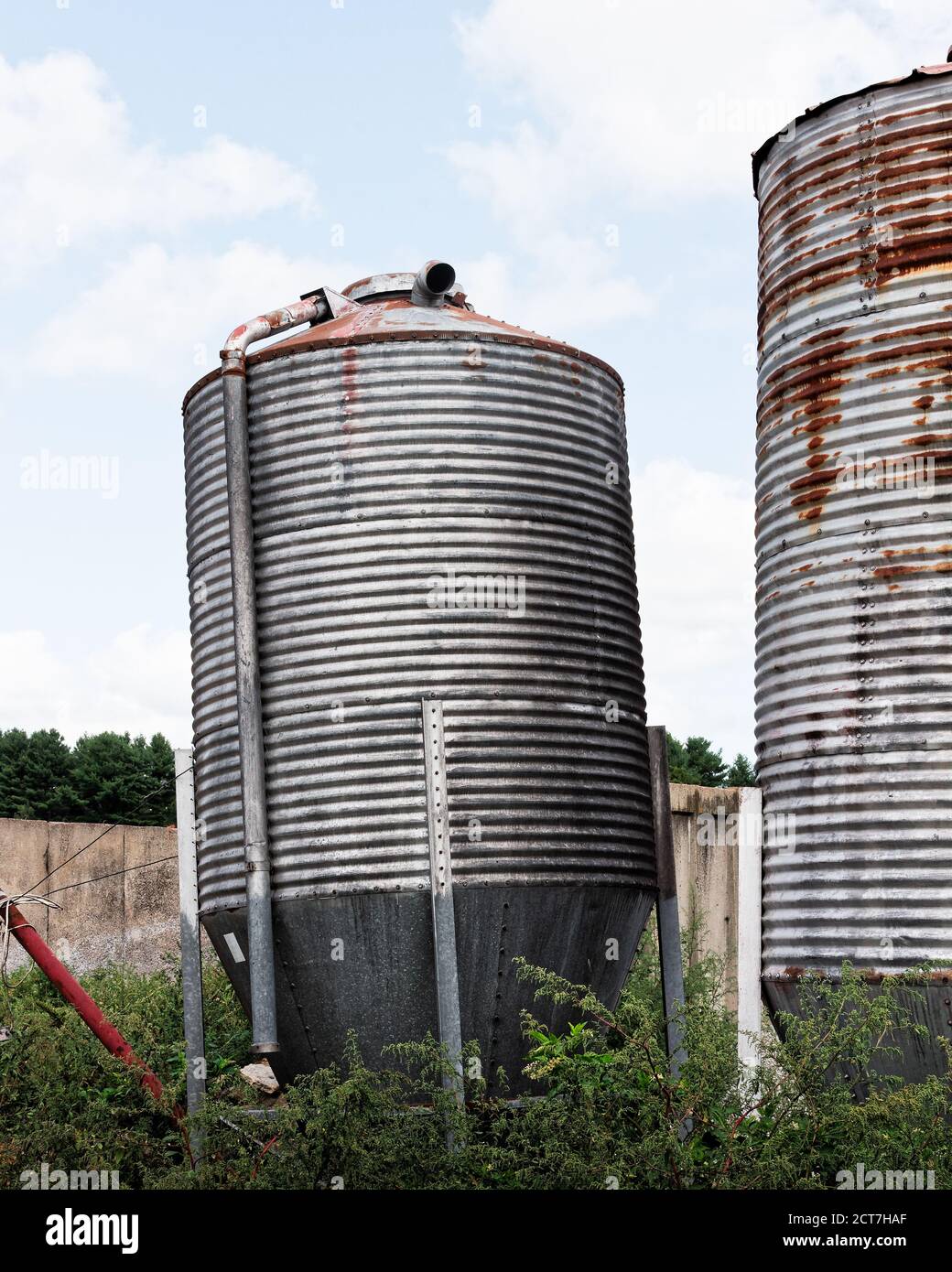 Vecchi silos grandi e piccoli silos immagini e fotografie stock ad alta ...