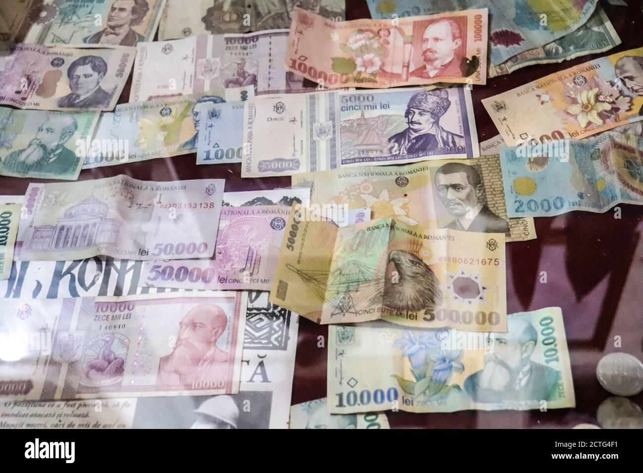 Soldi rumeni immagini e fotografie stock ad alta risoluzione - Alamy